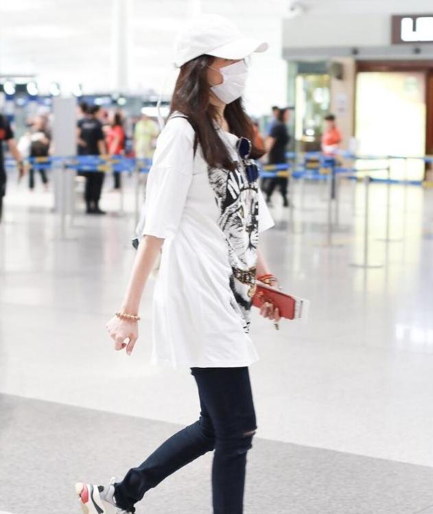 "Ha ha laugh" ripped jeans paired with a white sweater, Shu Qi ...