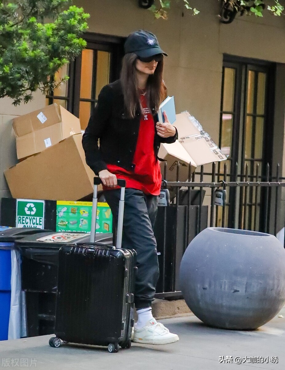 Emily Ratajkowski is wearing a black jacket + red T-shirt + baseball ...