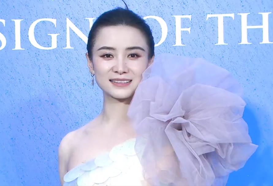 It's the red carpet again! Yang Zifeng is messy, Yin Tao's breasts are ...