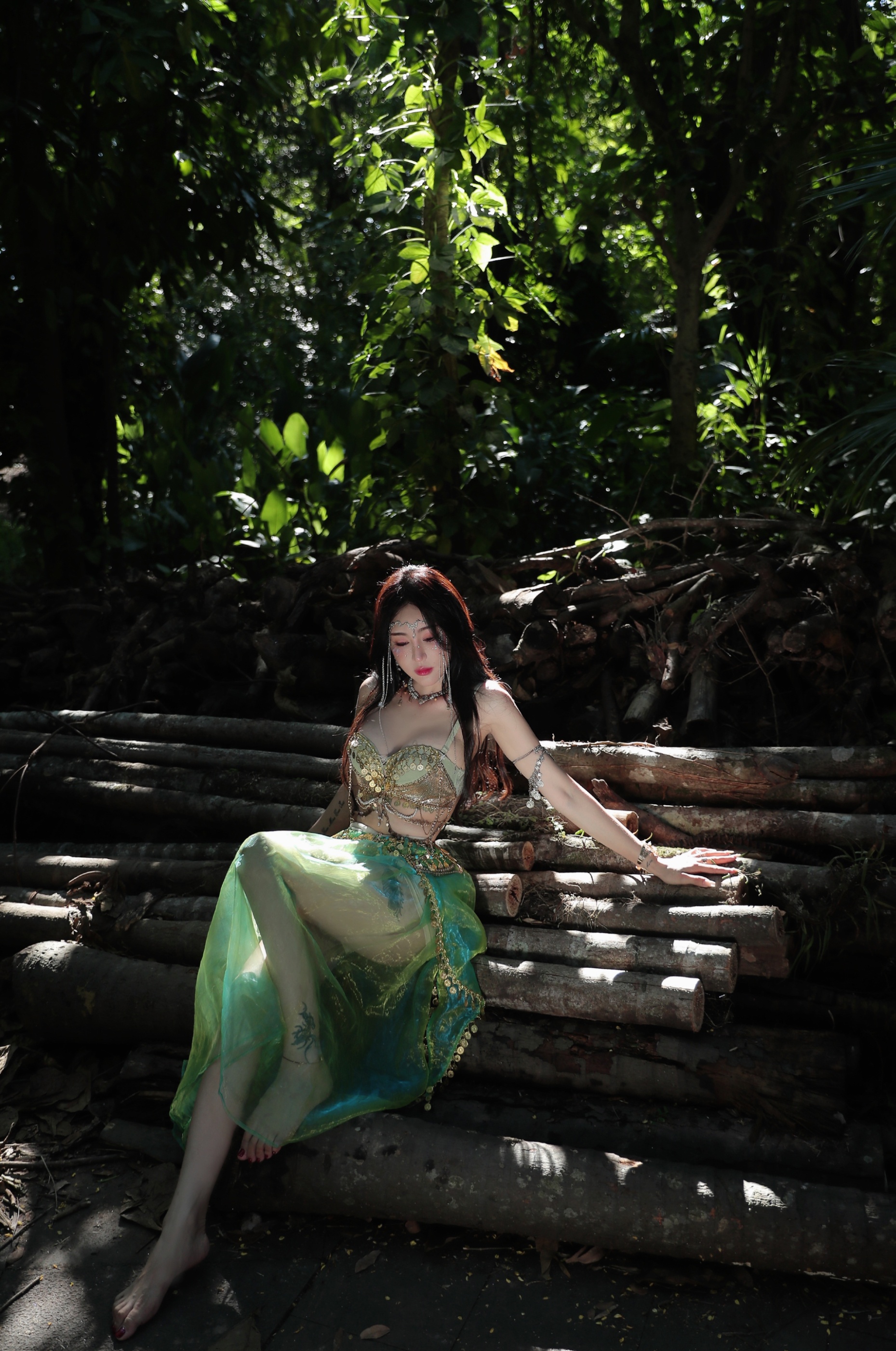 Famous female model Jin Meixin wears cool ethnic costumes, fair ...