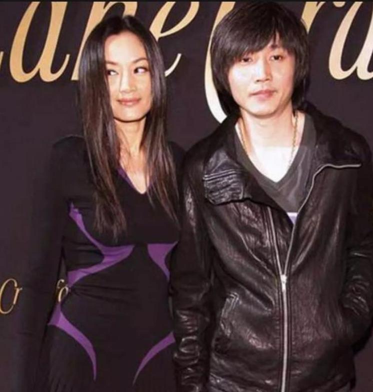 Only fall in love, not get married, what is the 54-year-old Zhang Yadong pursuing? - iNEWS