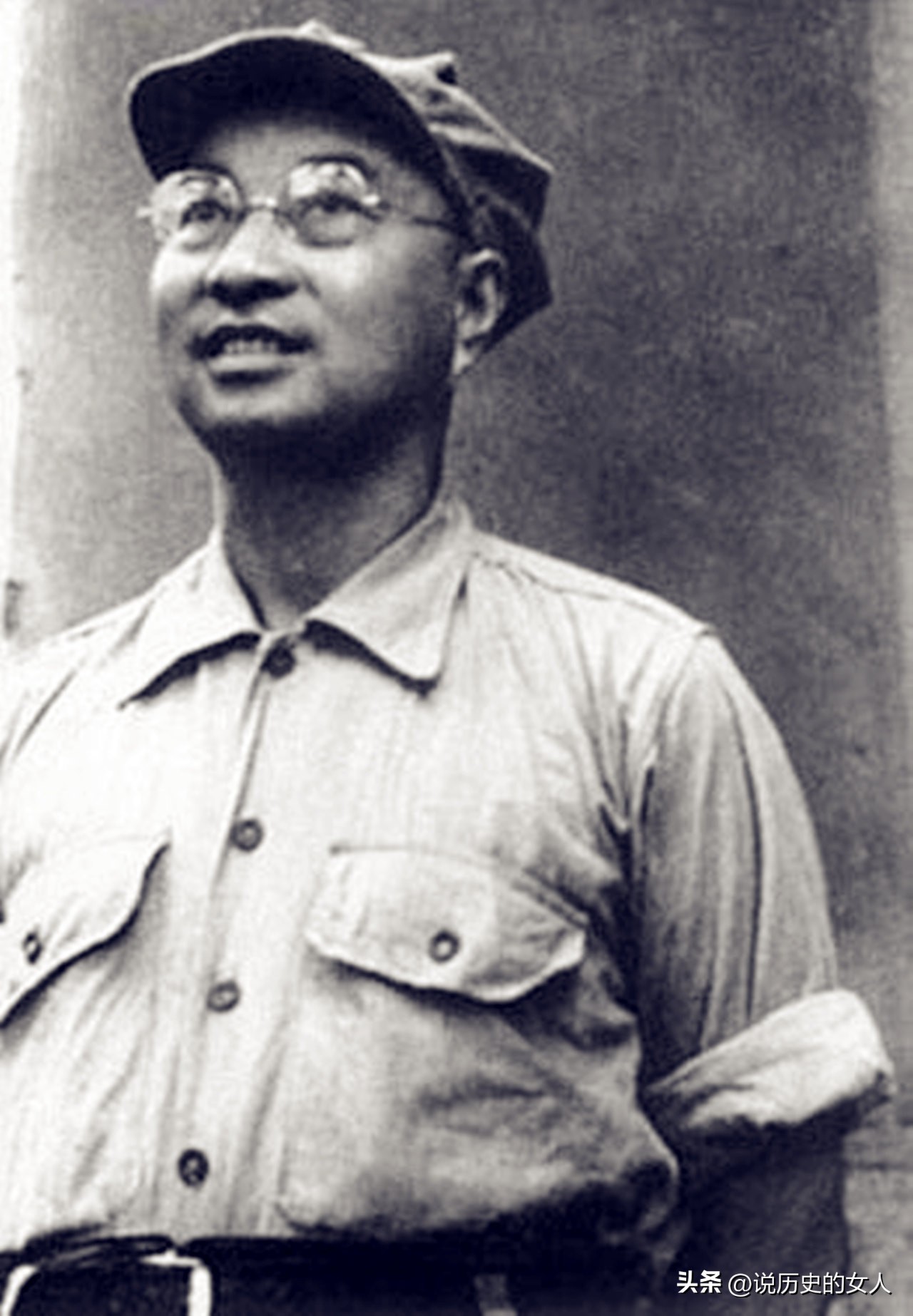 After the victory of the ambush, Chen Geng rode a Japanese horse to ...