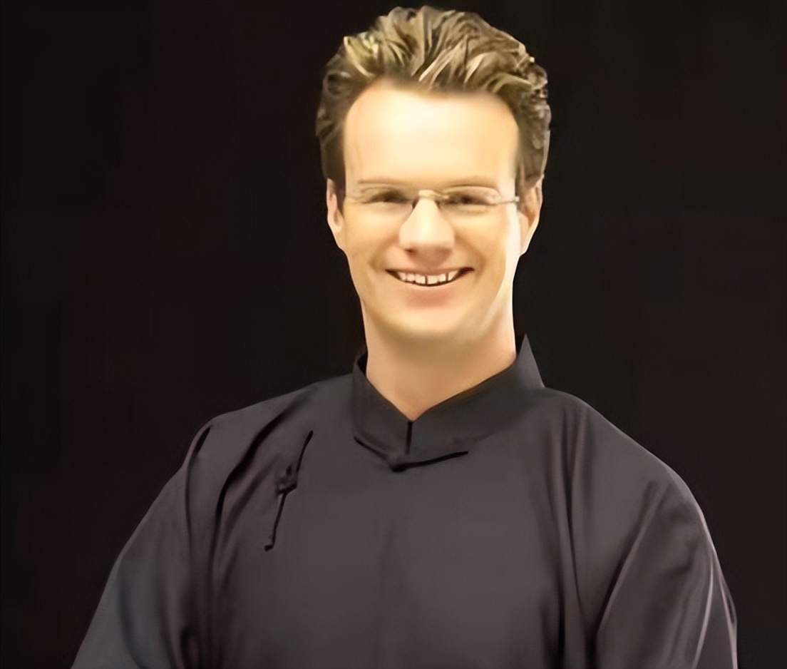 Saying that you love China, but sending your wife and children abroad ...