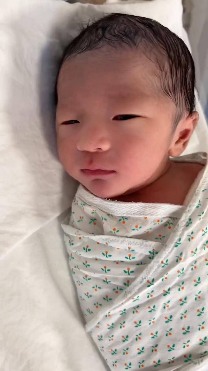 Yan Xuejing was upgraded to be a grandmother, actor Xu Mengdi was happy with her son, and Lin ...