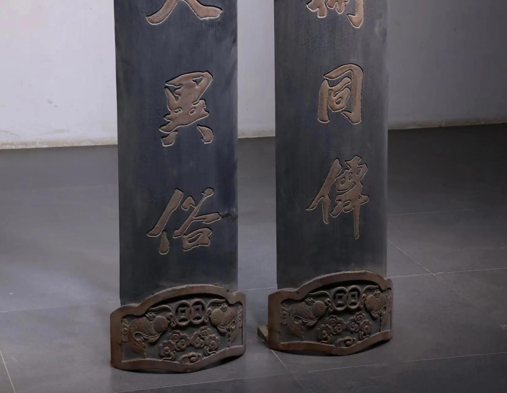 Black lacquer and gold pillar plaque - iNEWS