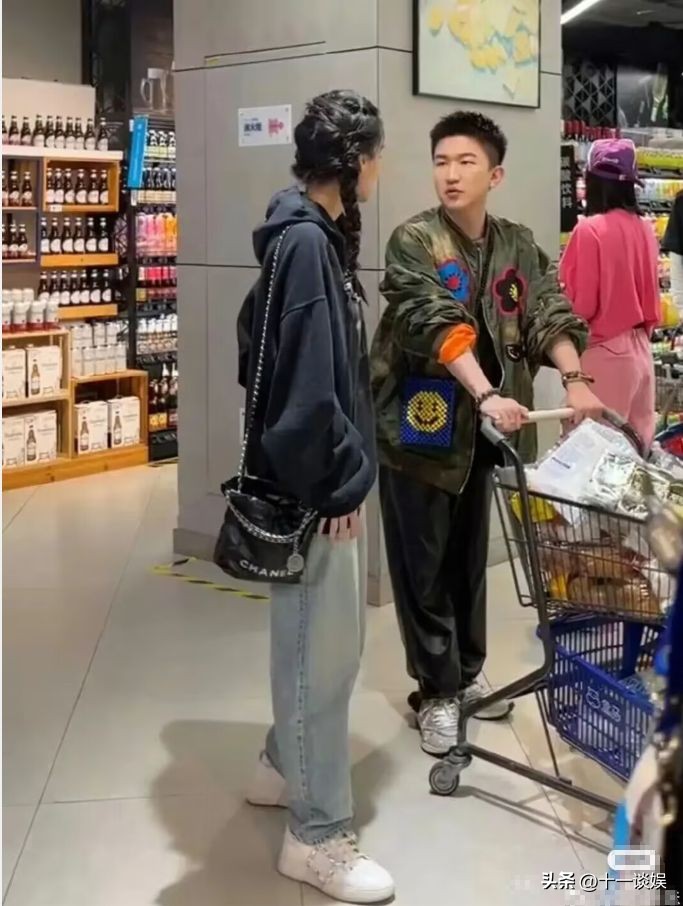 Zhang Da's baby recorded a show by chance, the baby has a slender ...