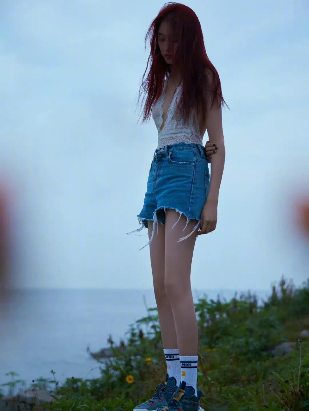 Guan Xiaotong: a fine leg - iNEWS