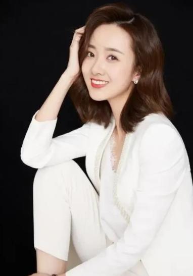 Relying on her looks, she is the youngest rising star in the hosting ...