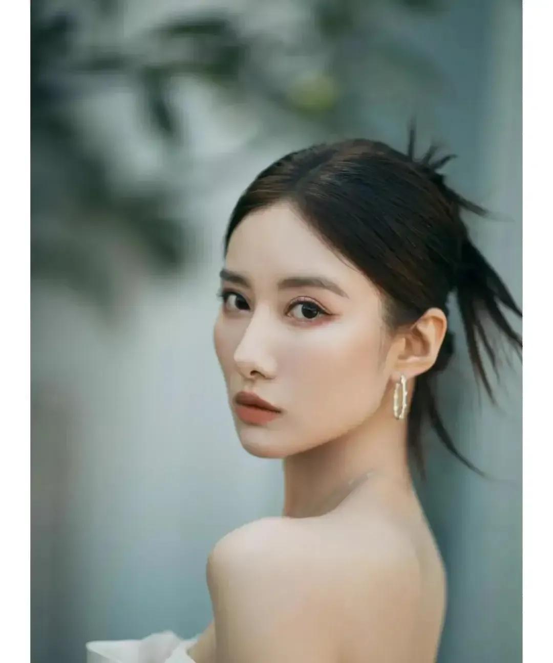 Beautiful and generous Wu You - iMedia