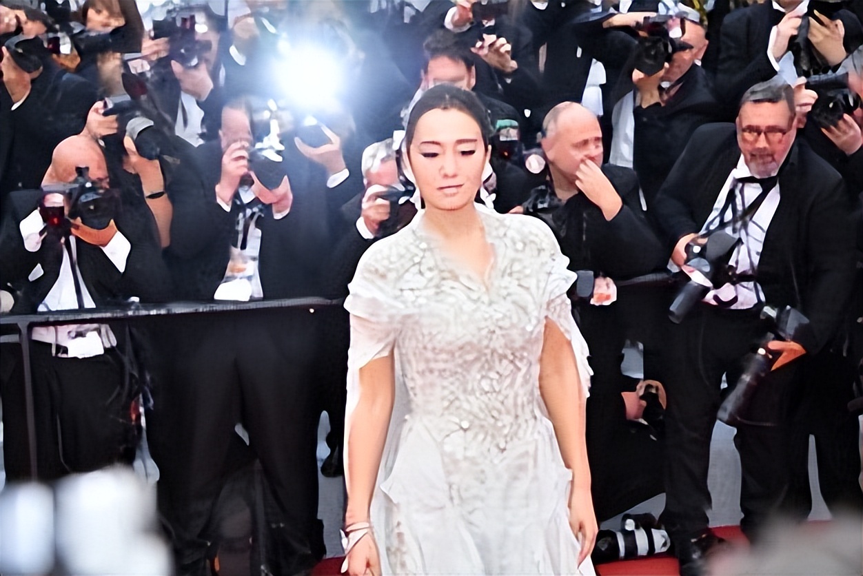 "Top Lady" Guo Jingjing: Gong Li took the initiative to bend her knees ...