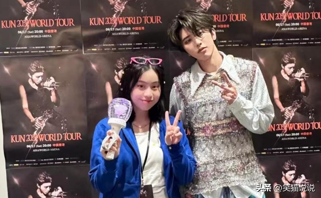 Liu Xiuhua posted photos of the concert: taking photos with Cai Xukun ...