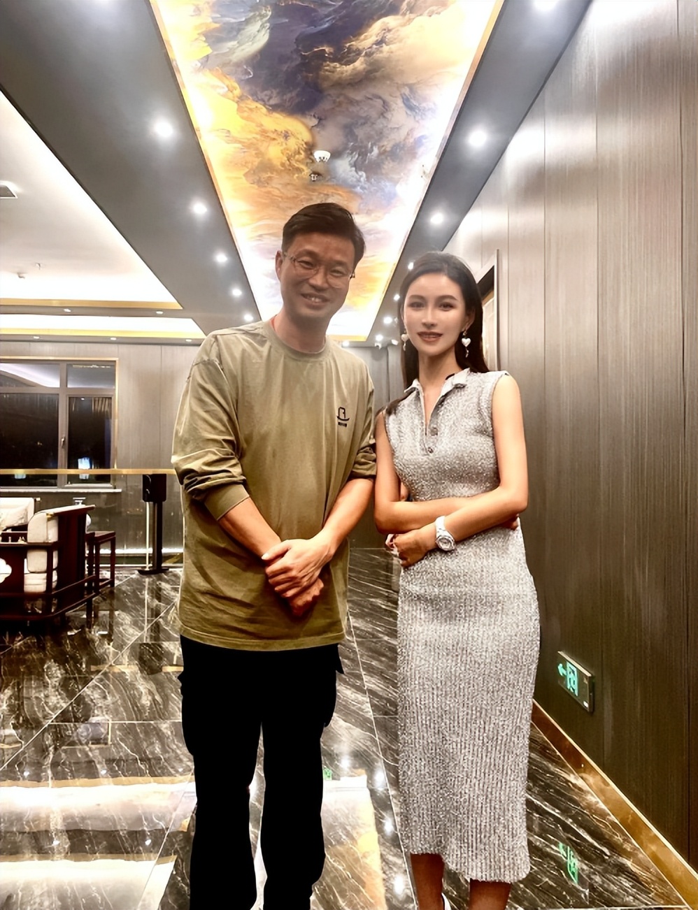 47-year-old Wang Xun had a dinner with a beautiful rich woman, his face ...