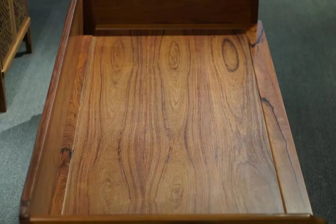 A kind of wood in the red rosewood class, made of an Arhat bed, very ...
