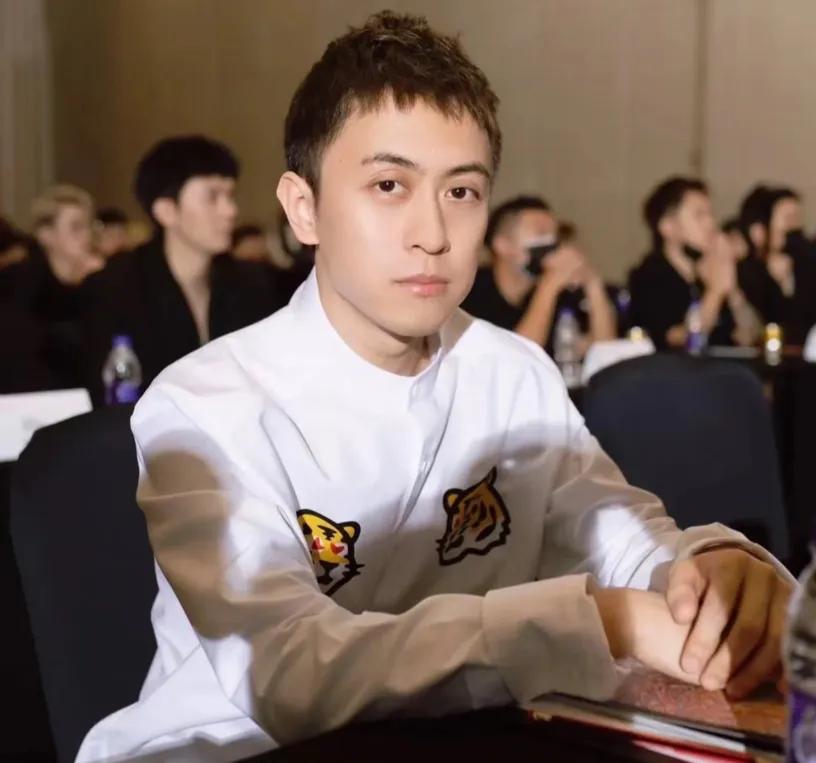 Who is richer, Wang Sicong or Qin Fen?Qin Fen has one more baby than ...