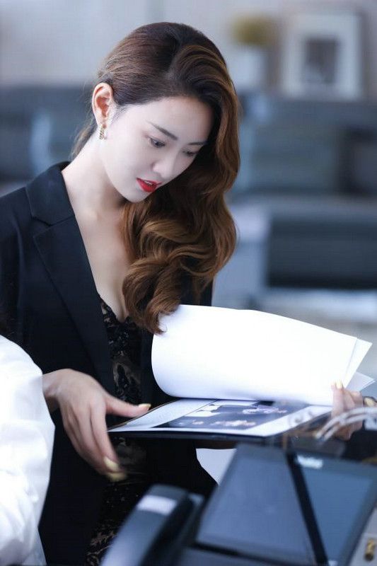 Sun Xiaolun, post-95 female star - iNEWS