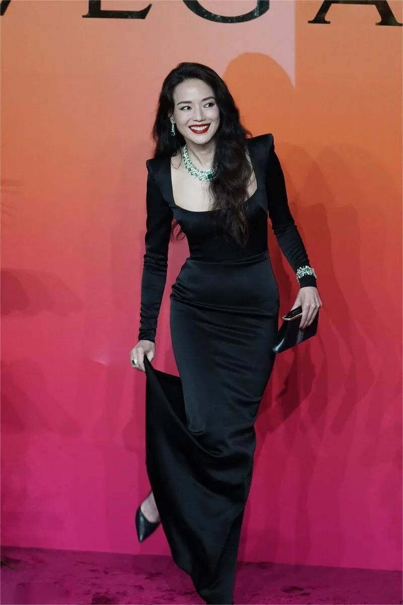 Shu Qi appeared in a black dress, and the pictures revealed her true ...
