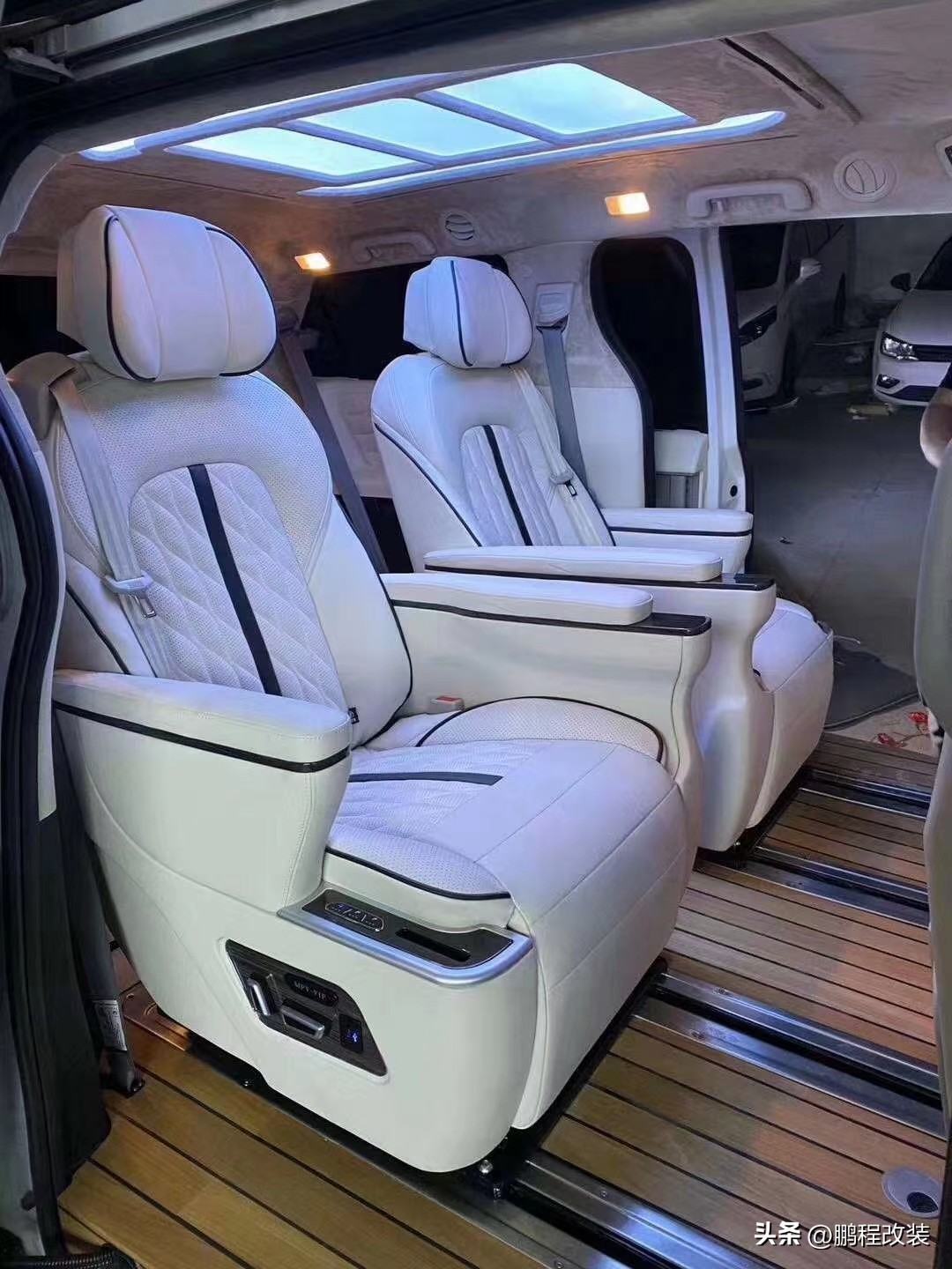 Toyota Sienna modified aviation seat wood floor, Toyota Sienna third ...