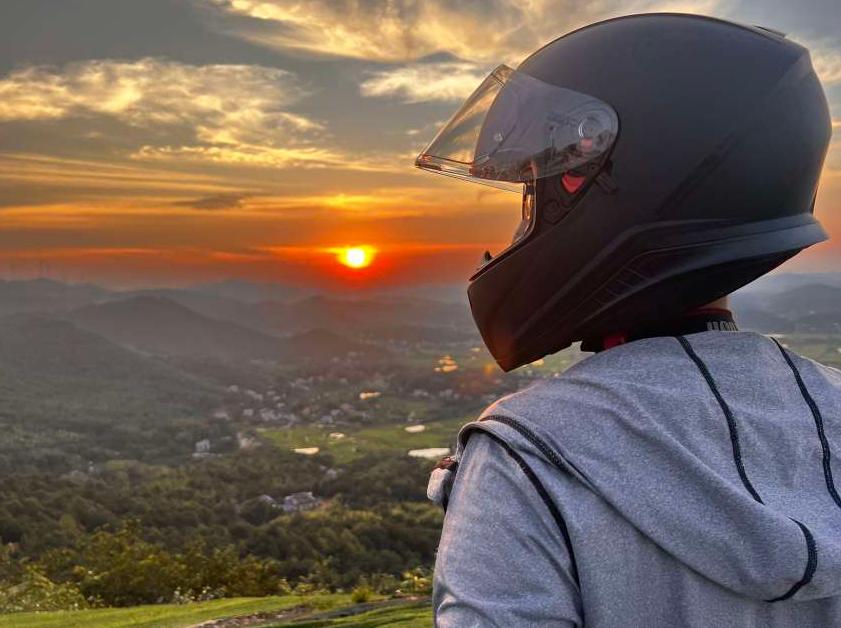 Motorcycle knights are on the road, keep their love for the mountains ...