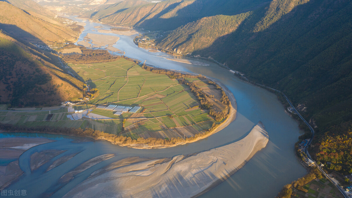 Shigu Town, home to the "First Bend of the Yangtze River", with ...