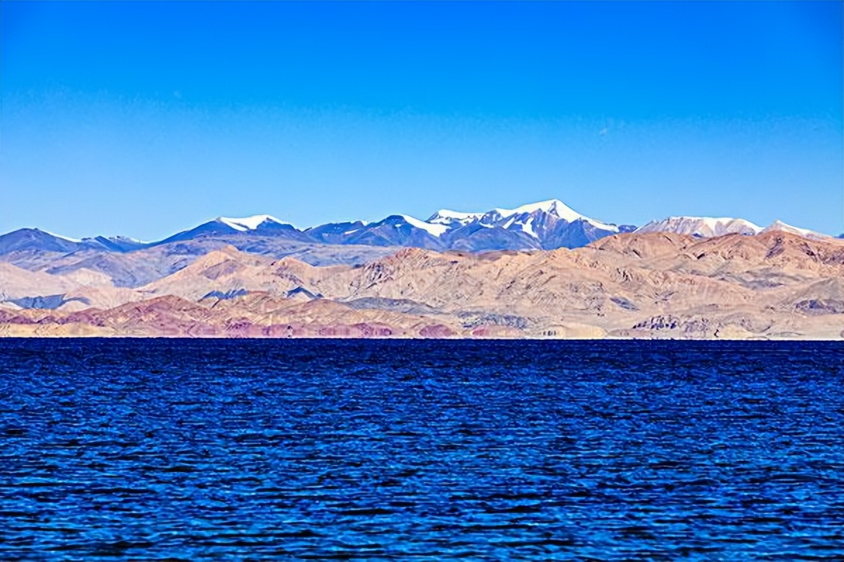 It is obviously the same lake, and the water plants are prosperous in ...
