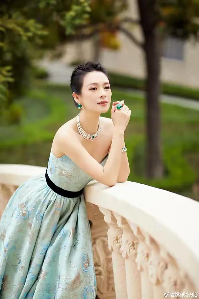Zhang Ziyi and Yang Mi look alike, a big woman is intellectual and ...