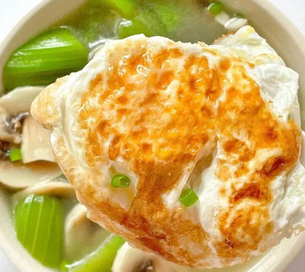 Autumn nourishing soup for strengthening the spleen and nourishing the ...