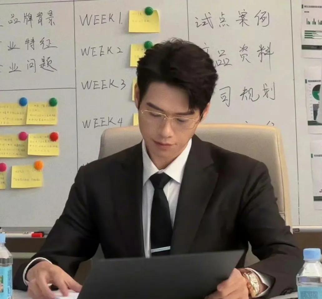 Wei Daxun was asked by the program team to wear a black suit and ...