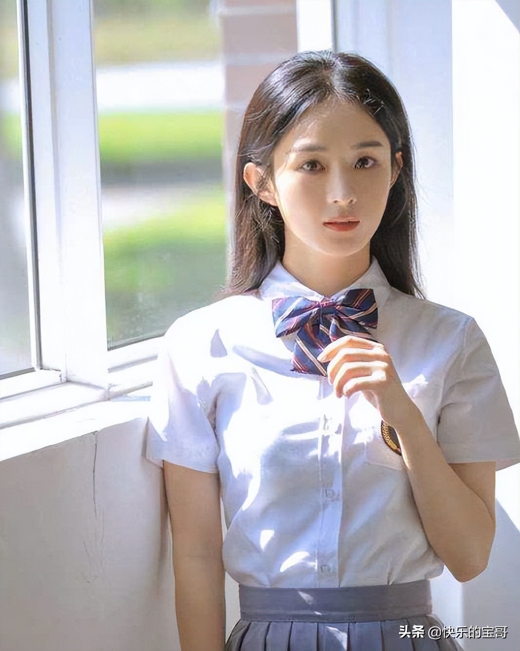Zhao Liying's school uniform style is full of youthful atmosphere - iNEWS