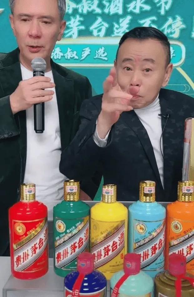 65-year-old Pan Changjiang was overturned while selling wine?Kneeling down to the female anchor ...