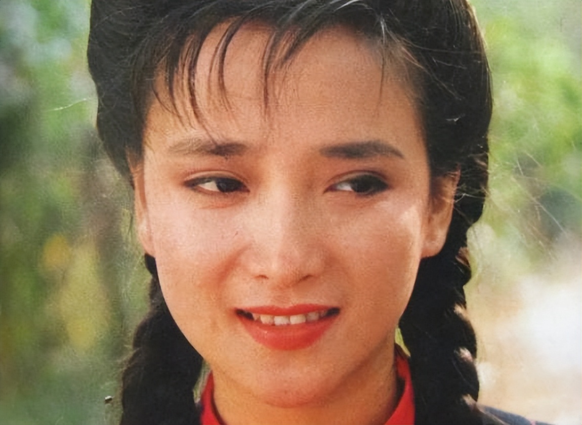 He Qing plays the second female lead in "The Grass by the Green River ...