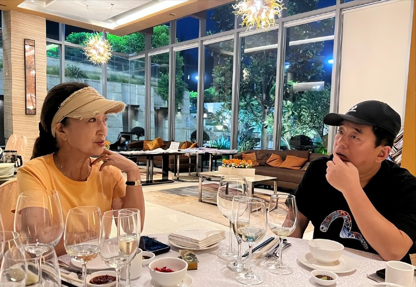 59-year-old Lu Fang is so fat that he has no neck. His 3-year-old ...