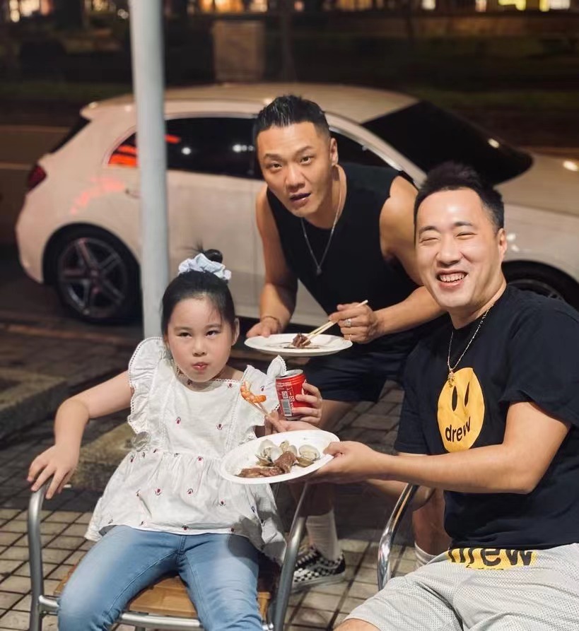 Yu Tian is still in the pain of bereavement, Yu Xiangquan posts family ...