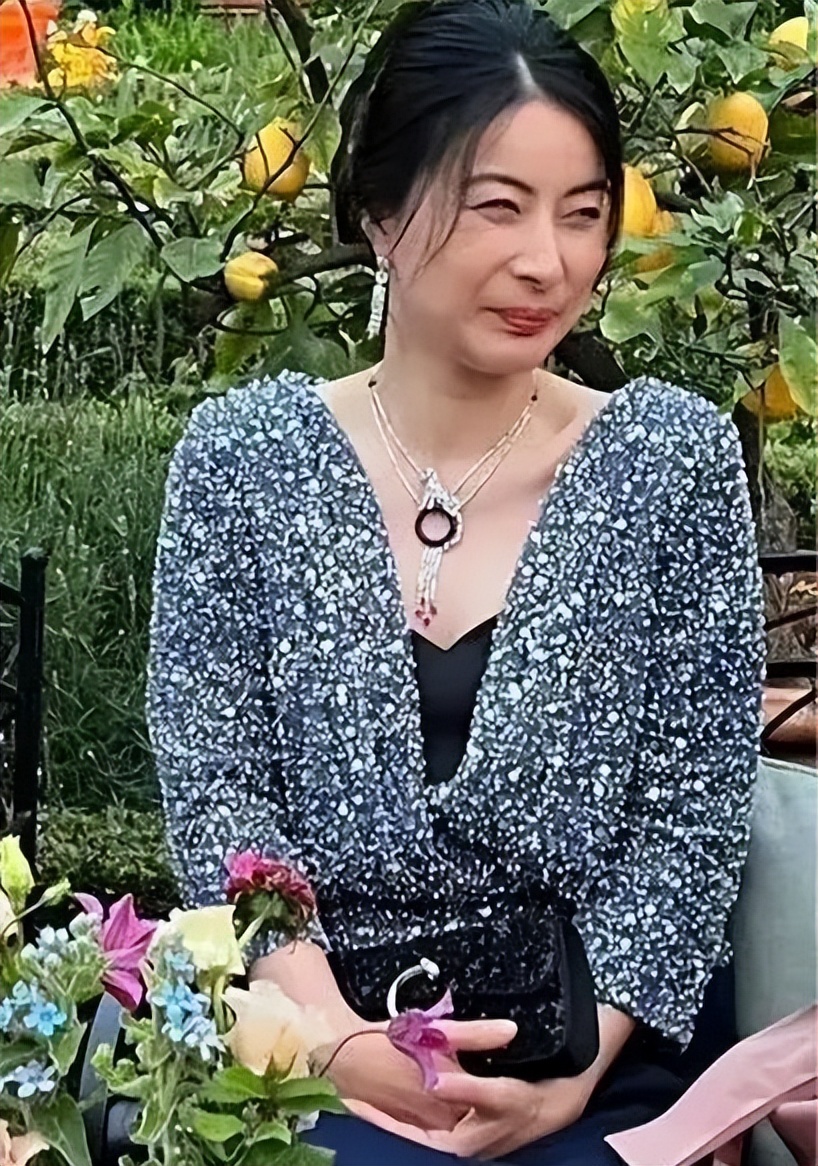 Guo Jingjing and Gong Li are in the same frame! It stands to reason ...