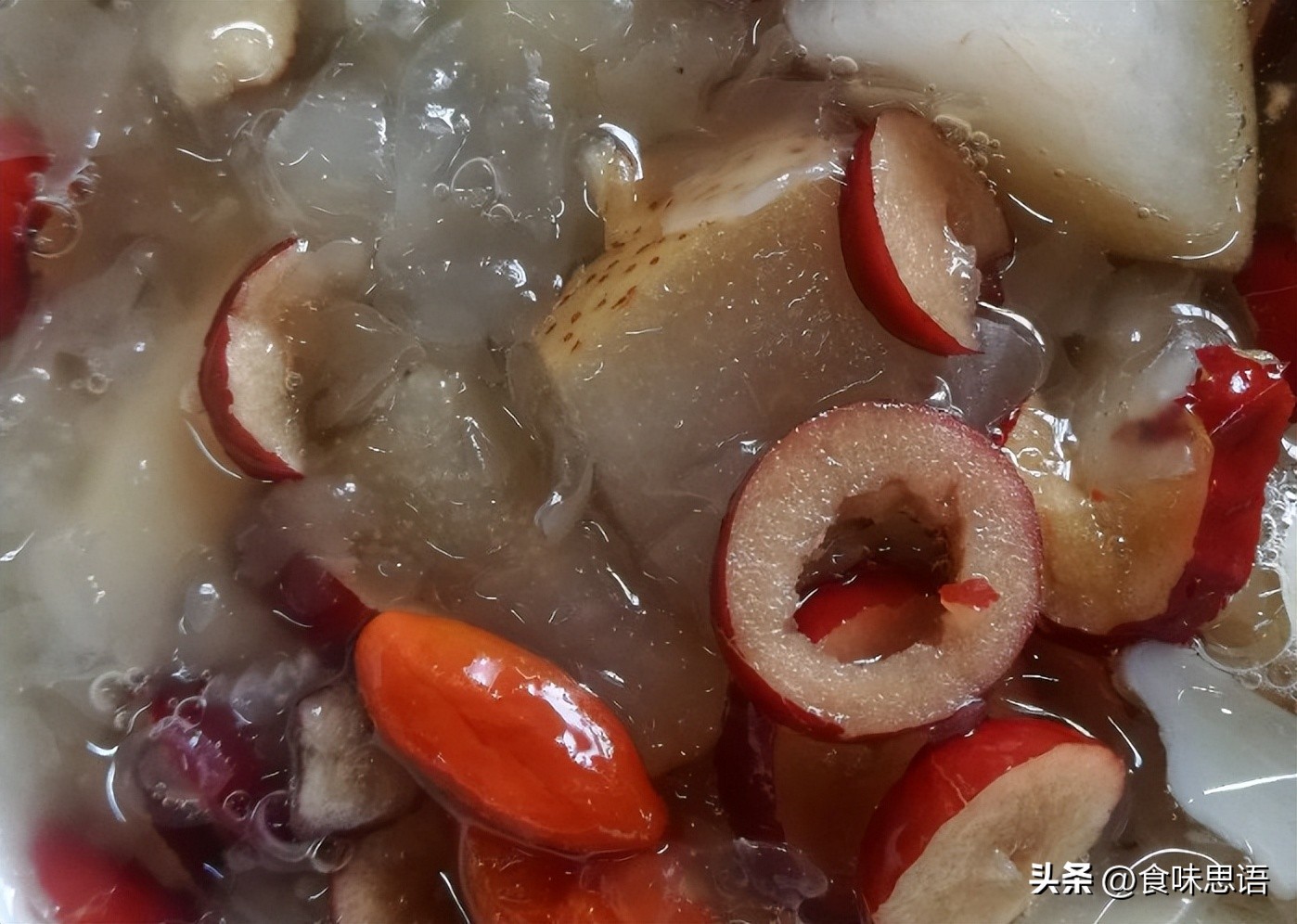Sweet and nutritious pomegranate, snow pear and white fungus stew ...