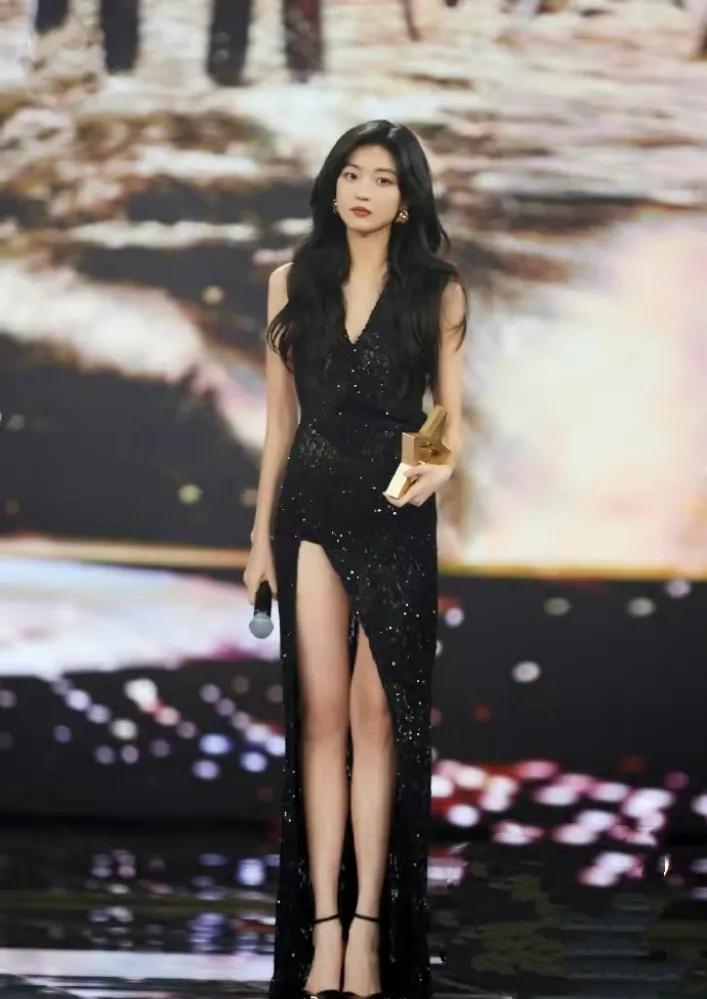 Sun Qian, the wild cat actor in "The Wind Blows Pinellia", has long ...