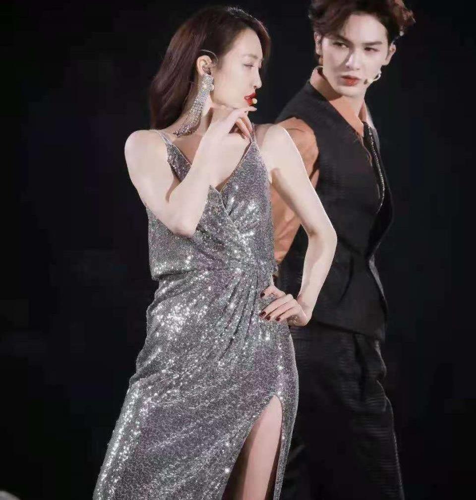 Original Wang Ou has such a good attitude. He dances with Xiaoxianrou ...
