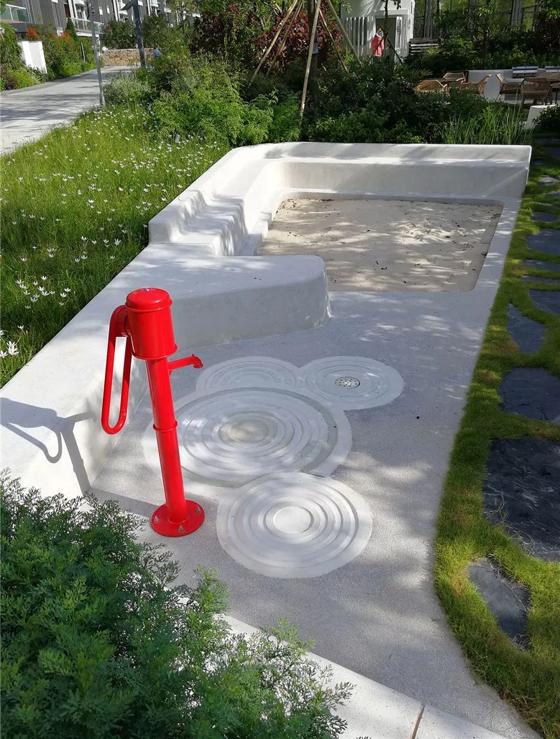 The landscape is designed in this way, interesting, playful and lovable ...