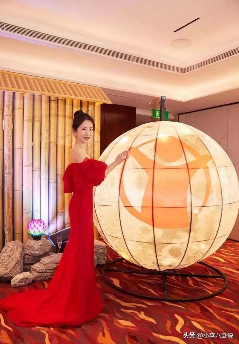 Li Nian appeared on the scene with her rich husband. She looked like a ...