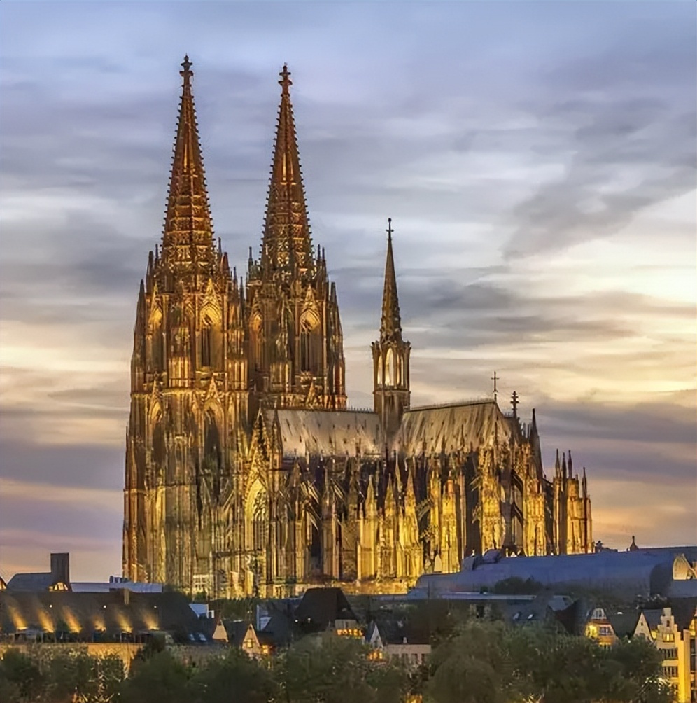 Explore the development of German Gothic architecture - iMedia