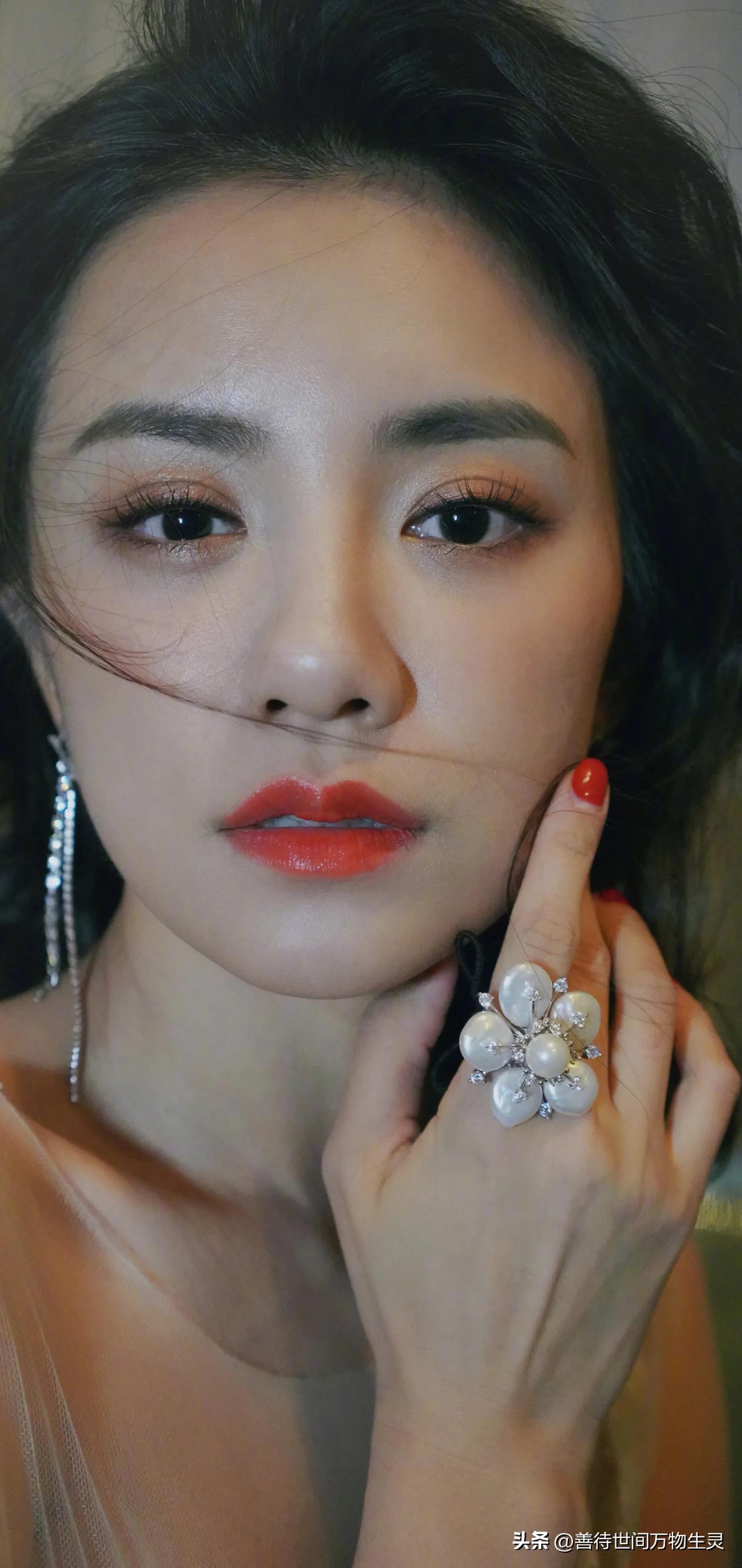 Yiyi Fashion Photo Album - iNEWS