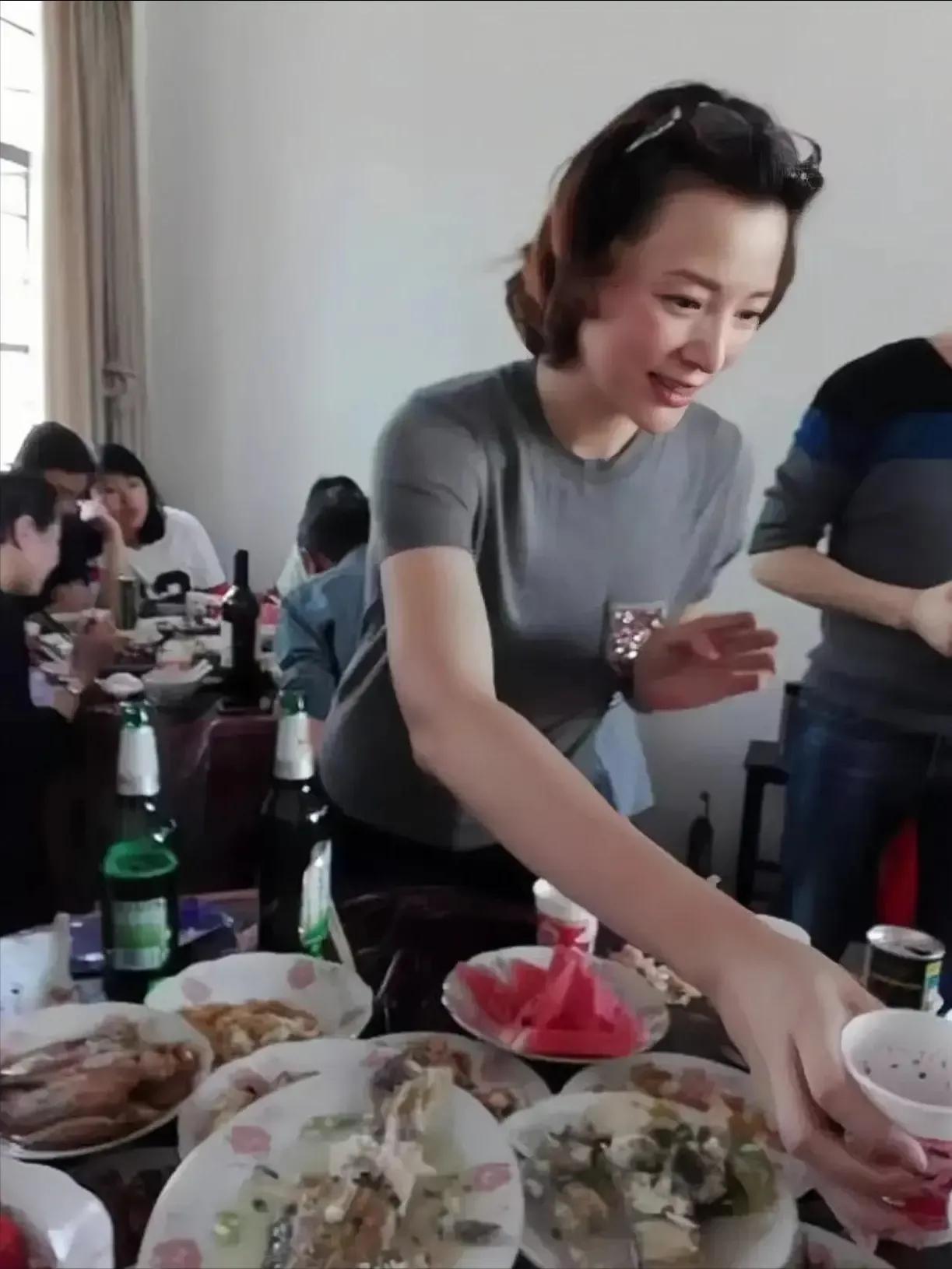 Dong Qing went back to her hometown in the countryside!Wearing simple ...