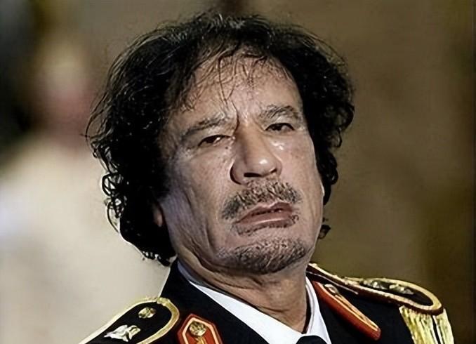 The tyrant met a tragic end! Before Gaddafi died, he hid in the sewer ...