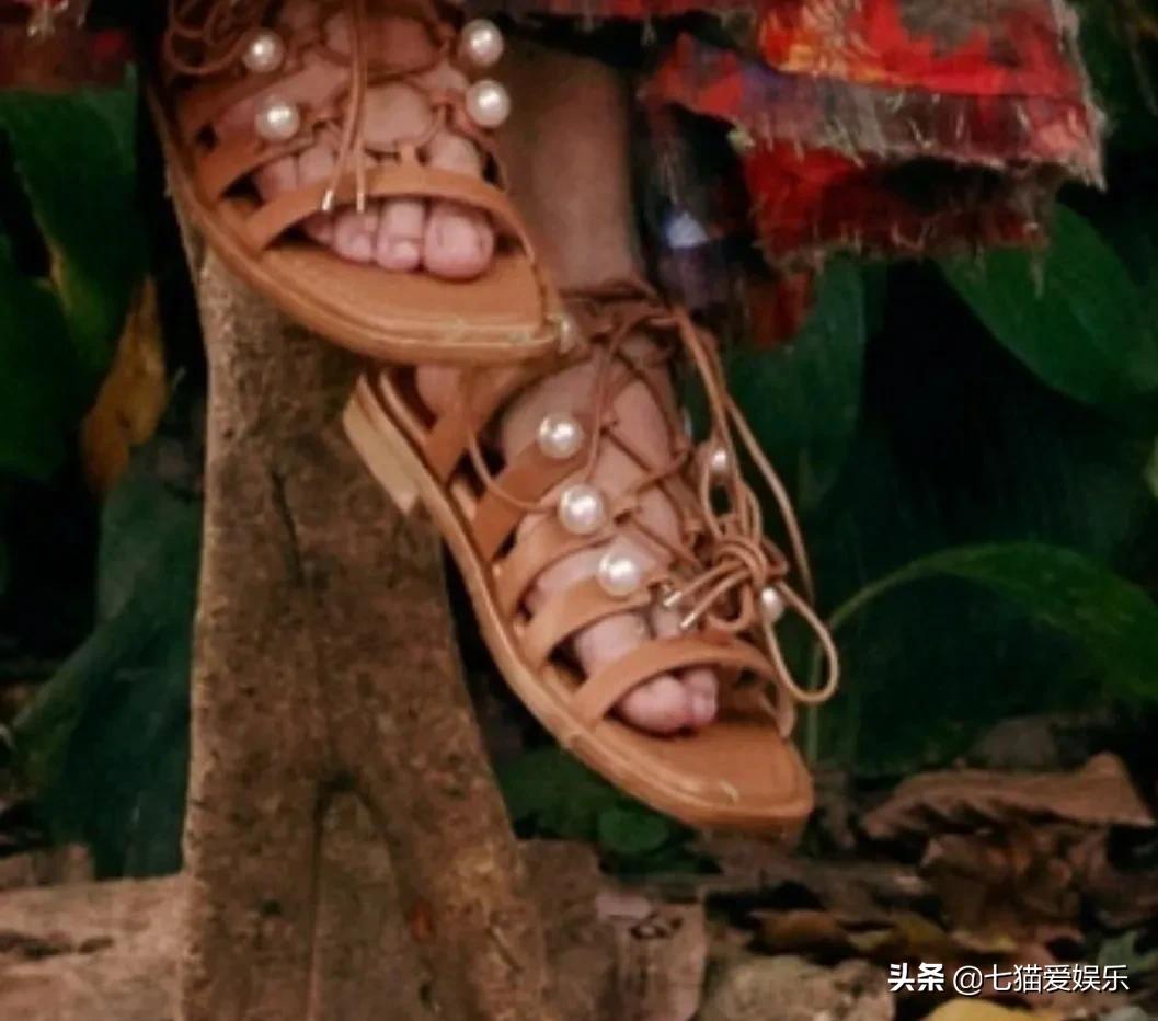 Recognizing characteristics of female stars: Zhao Liying's small feet ...