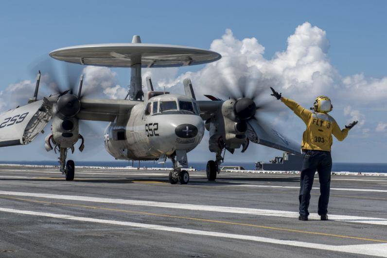 The US 26-ton early warning aircraft landed on the aircraft carrier ...