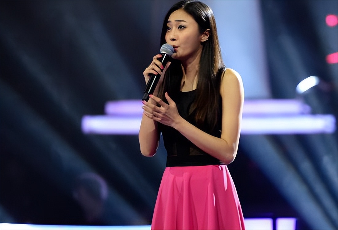 Does anyone remember Chen Bing in "The Voice"? The big melon is exposed ...