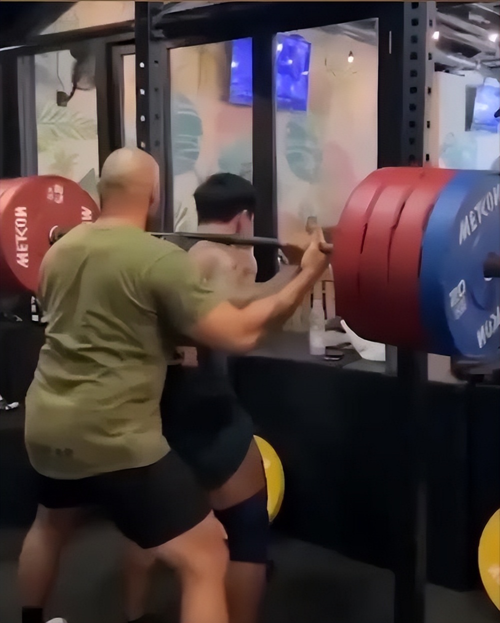 A fitness internet celebrity encounters an accident, and the scene of ...