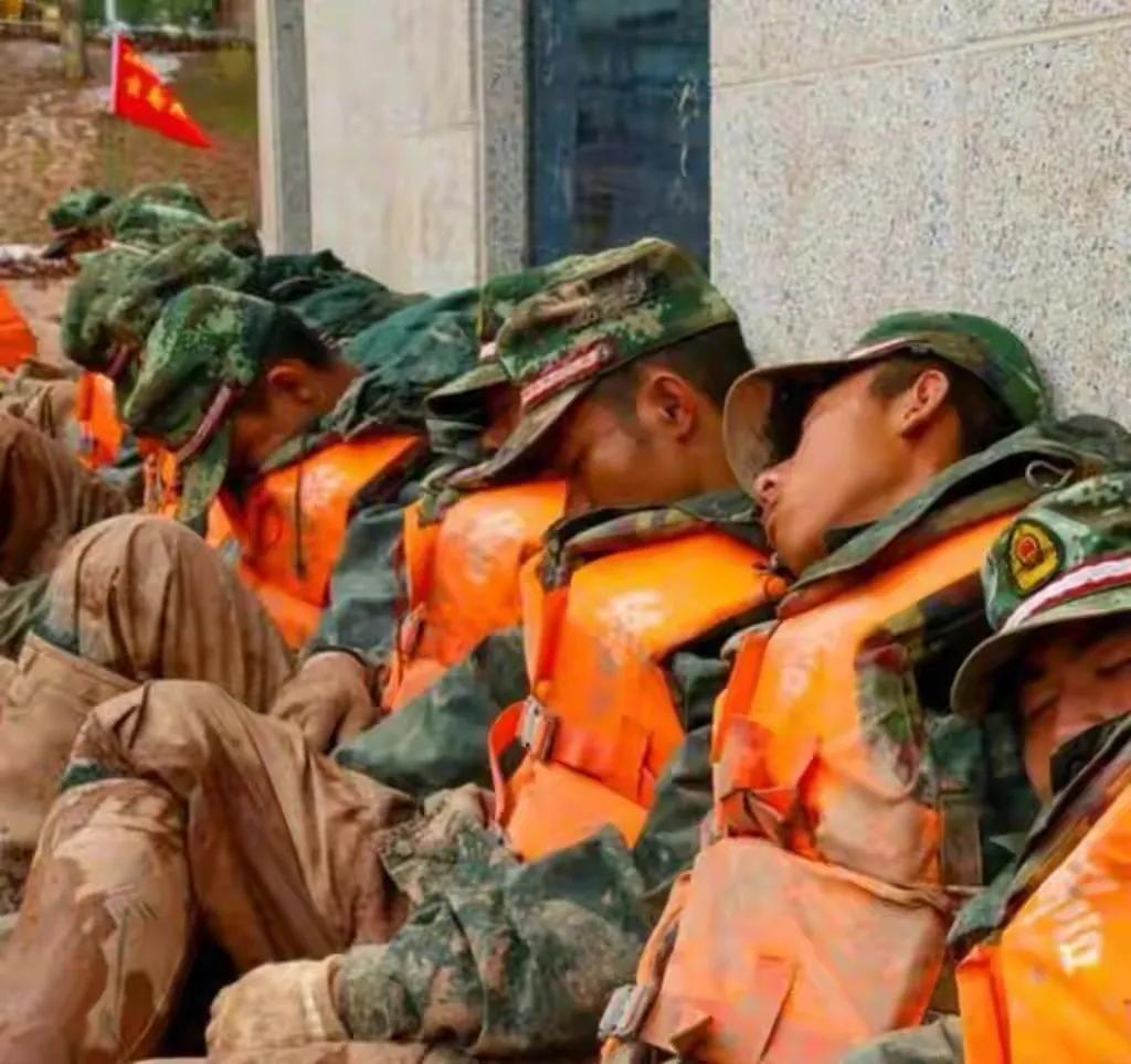 The moving moment of Chinese soldiers that makes people cry - iNEWS