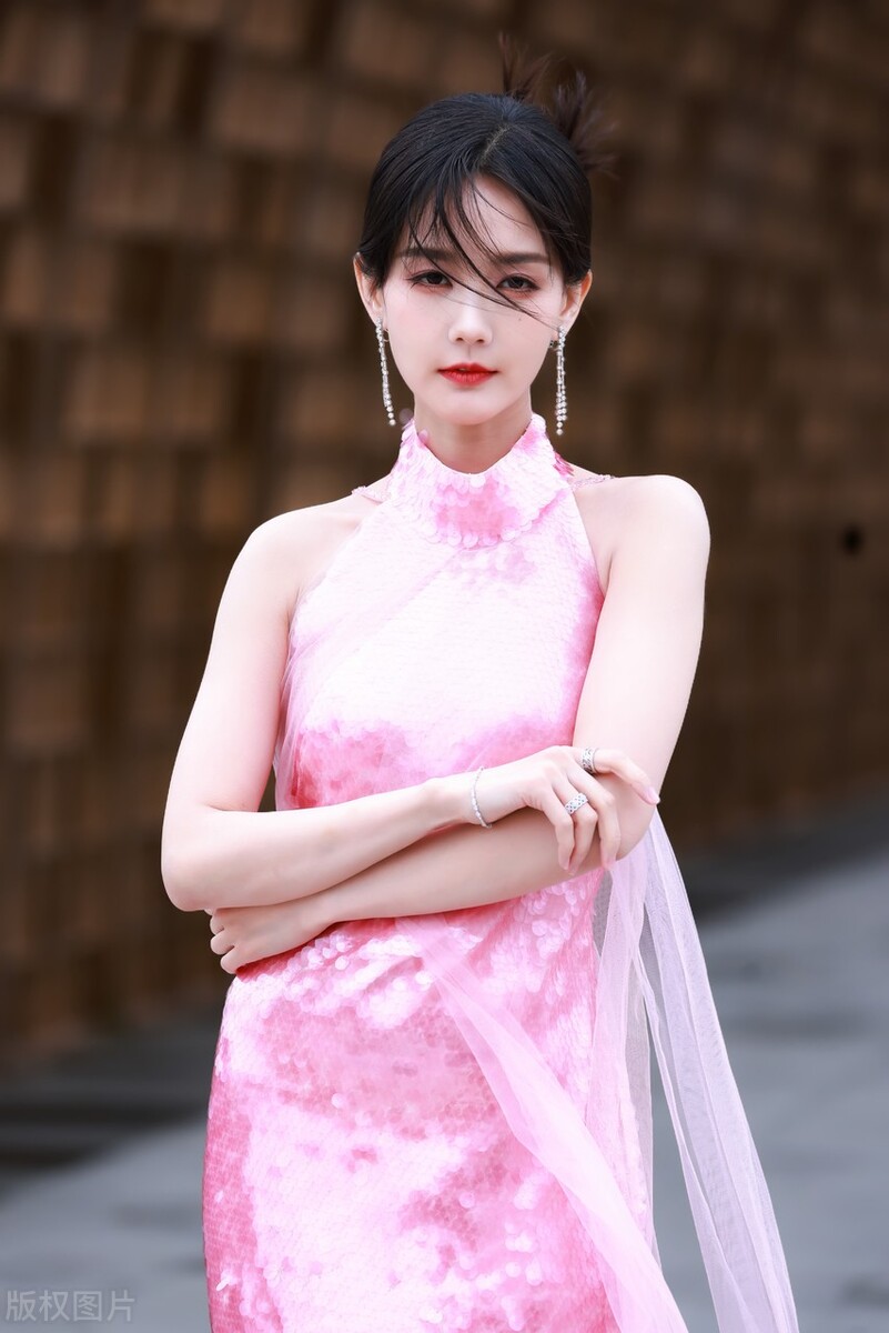 Li Yitong's photo shows a good figure, pink sequined halter neck dress ...