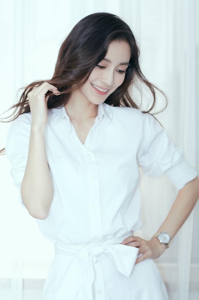 Yang Ying posted chicken soup for the soul late at night, three ...