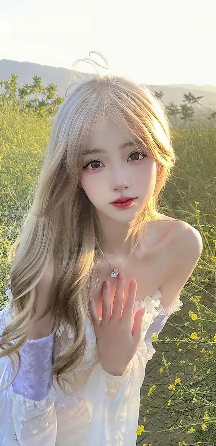 Is there any beautiful wallpaper that looks pure and lustful at first ...